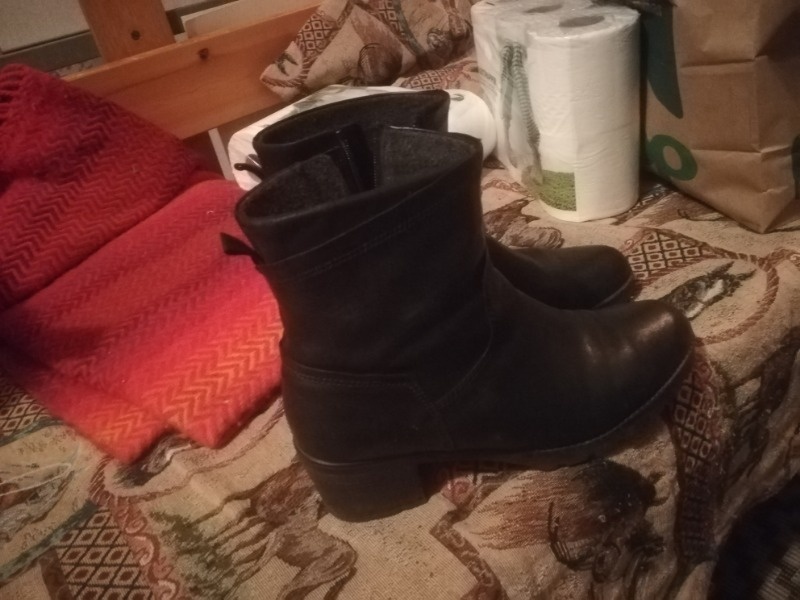 Hand trampled by boots - Heavy Trampling Forum - Heavy Trampling Videos